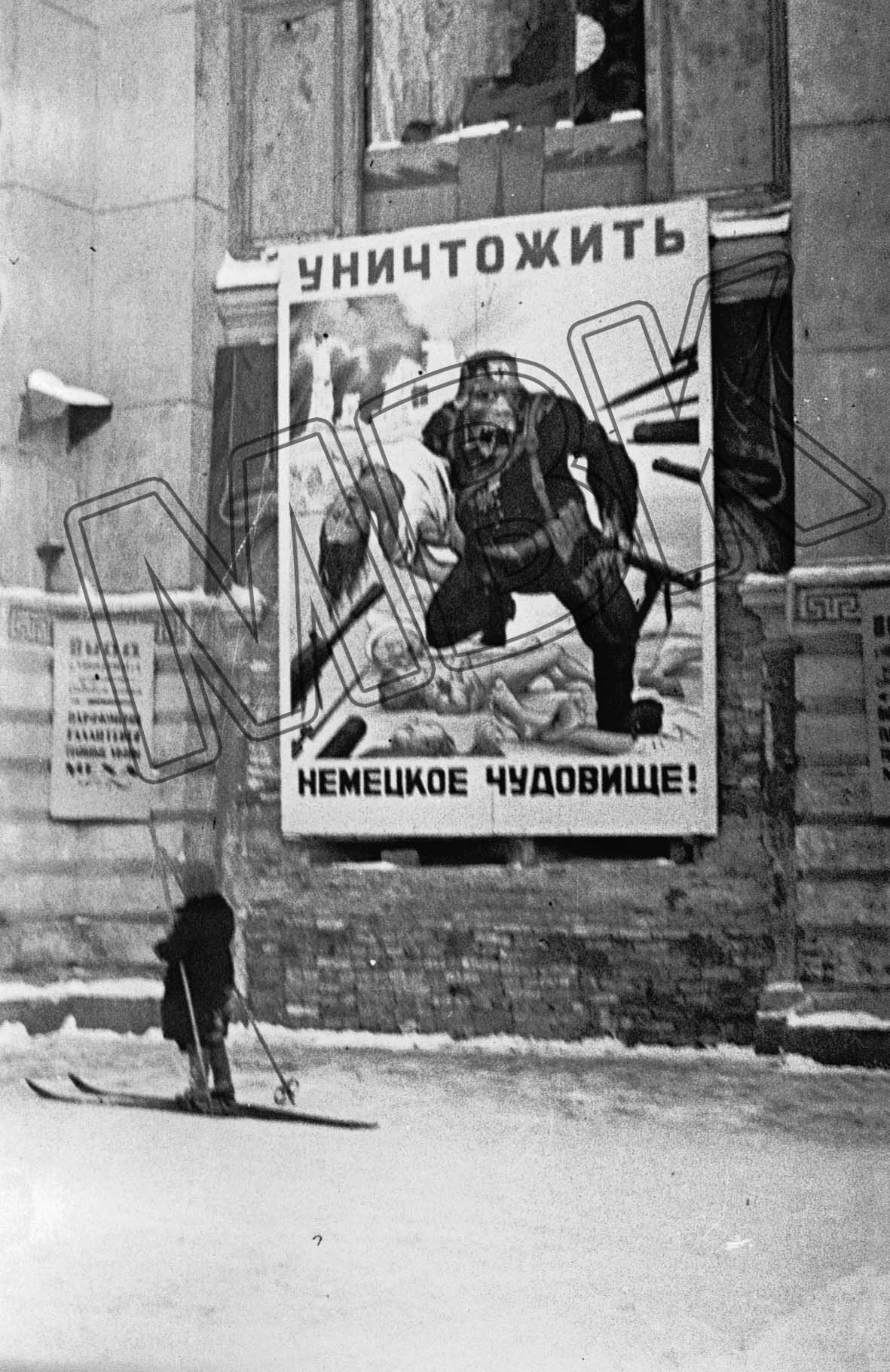Propagandaplakat am Newskij Prospekt, Leningrad, Winter 1941/1942 ...