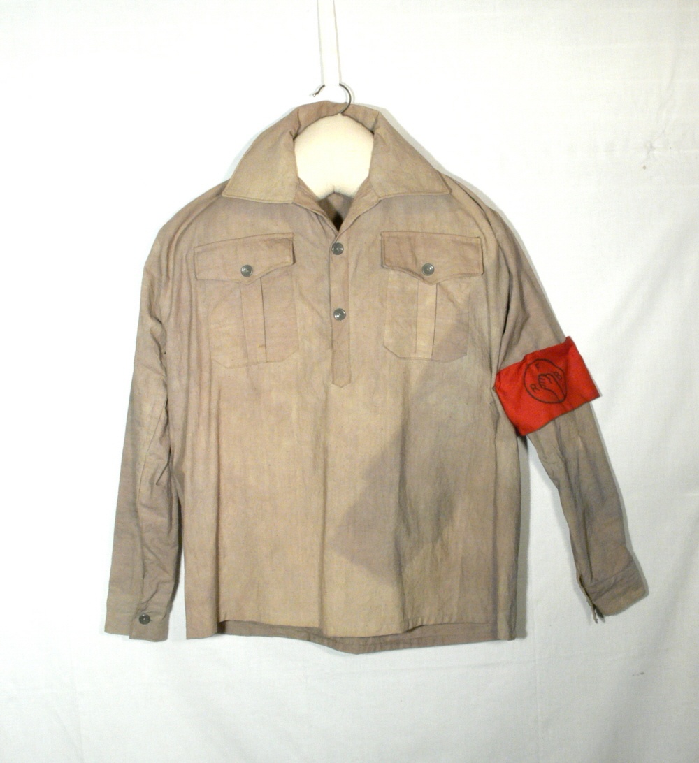 Hemd mit Armbinde sowie Mütze einer Rotfrontkämpfer-Uniform ...